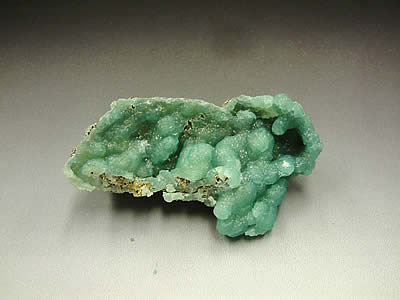 10.5×5.3×4.8cm スミソナイトの原石を入荷致しました。 本来は菱形の結晶となる石ですが、多くはこのような塊状で産出されます。結晶の隙間に入り込むイオンによって、さまざまな色に発色します。 今回掲載させていただくものは、やさしい光...