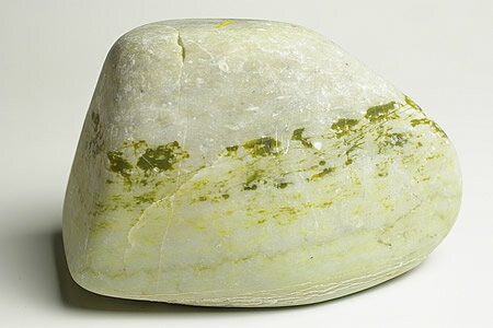 955g インフィナイトの大きめサイズのラフ原石が入荷しました。現在販売中のタンブルよりはるかに大きいサイズです。ヒスイに似た優しいグリーンです。ネガティブなエネルギーを吸収するヒーリングストーンとして大注目の石です。市場では相当な高値で販...