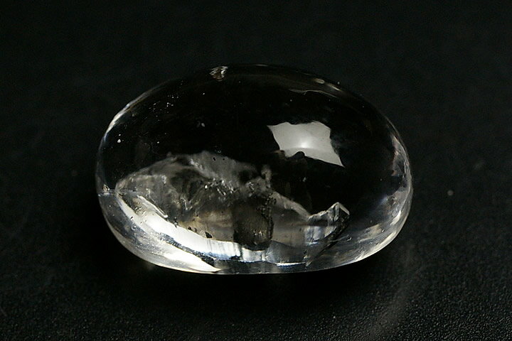 非常にクリアで水入り部分ははっきりとしており、気泡や内包物が動く様子も見られます。お値段もお手頃になっています。 マダガスカル産 1.5×1.0×0.9cm　　2g　