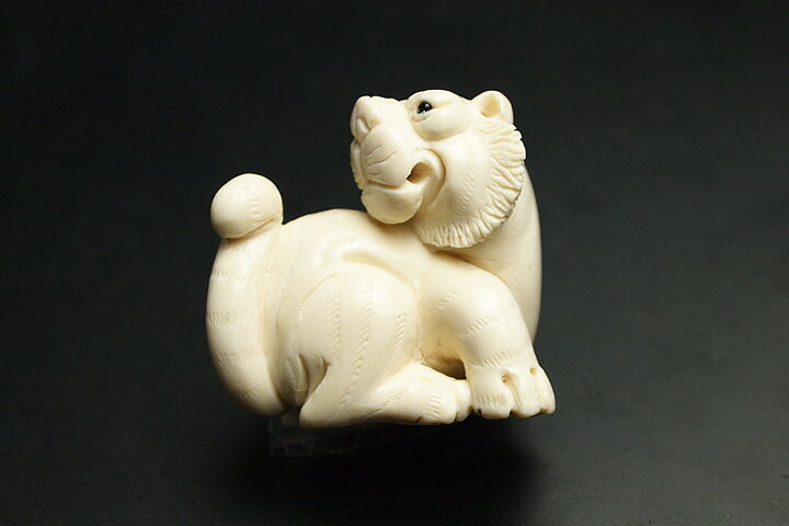 29×32×17mm マンモスの牙の化石に彫刻を施しました。熟練の彫り師の手によるもので、大変精巧に彫られており、芸術品と言っても過言ではないでしょう。 マンモスの牙は英語では　mammoth ivory と表記します。 中国語では　長毛象...