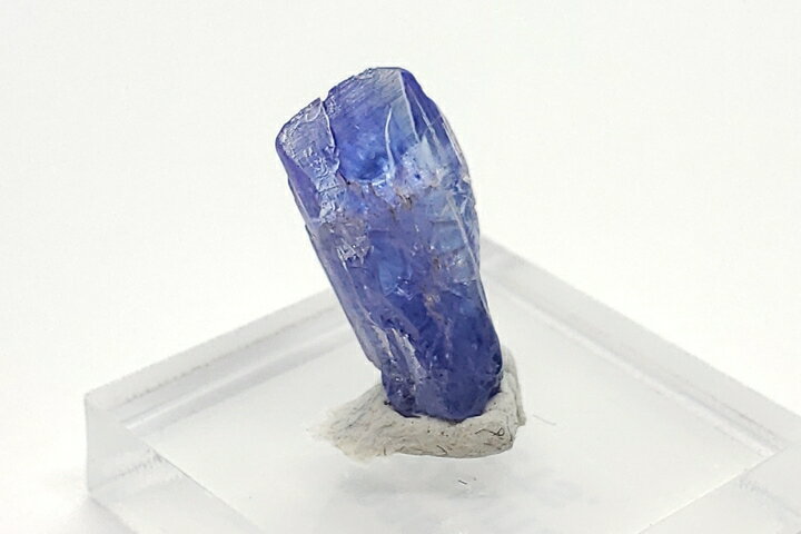 サイズ約:1.6×0.8×0.8cm 9.72ct 最高級グレードのタンザナイトの原石が入荷いたしました。 発色も素晴らしく、透明度も非常に高いため光に透かすとまるで海の中のような美しいブルーに輝きます。　