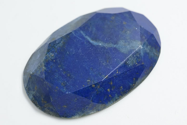 サイズ 5.0×3.4×0.6cm 20.7g 非常に色が濃い上質のアフガニスタン産ラピスです。美しくカットされており、パイライトも満遍なく散りばめられていて高級感あふれるルースに仕上がっています。　