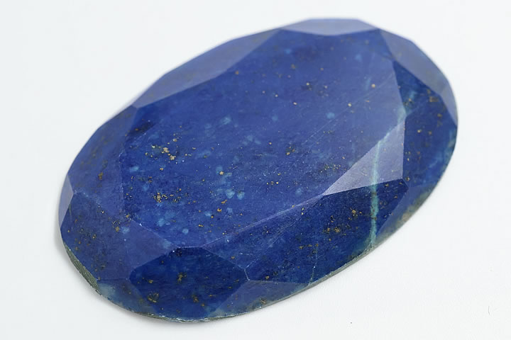 サイズ 4.6×3.1×0.5cm 15.2g 非常に色が濃い上質のアフガニスタン産ラピスです。美しくカットされており、パイライトも満遍なく散りばめられていて高級感あふれるルースに仕上がっています。　