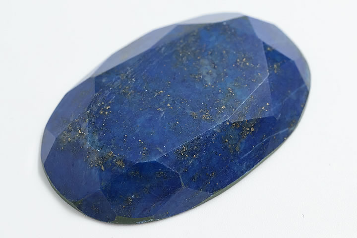サイズ 4.3×2.8×0.6cm 13.3g 非常に色が濃い上質のアフガニスタン産ラピスです。美しくカットされており、パイライトも満遍なく散りばめられていて高級感あふれるルースに仕上がっています。　