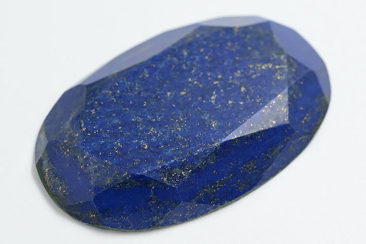 サイズ 4.4×2.9×0.5cm 12.5g 非常に色が濃い上質のアフガニスタン産ラピスです。美しくカットされており、パイライトも満遍なく散りばめられていて高級感あふれるルースに仕上がっています。　