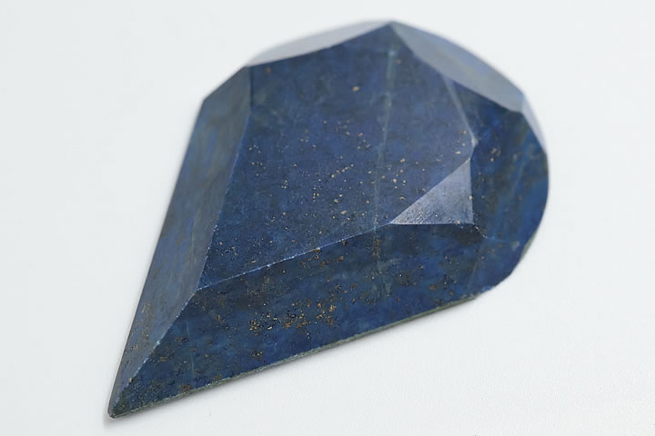 サイズ 4.2×2.9×0.6cm 10.9g 非常に色が濃い上質のアフガニスタン産ラピスです。美しくカットされており、パイライトも満遍なく散りばめられていて高級感あふれるルースに仕上がっています。　
