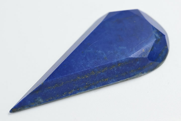 サイズ 5.1×2.4×0.6cm 9.5g 非常に色が濃い上質のアフガニスタン産ラピスです。美しくカットされており、パイライトも満遍なく散りばめられていて高級感あふれるルースに仕上がっています。　