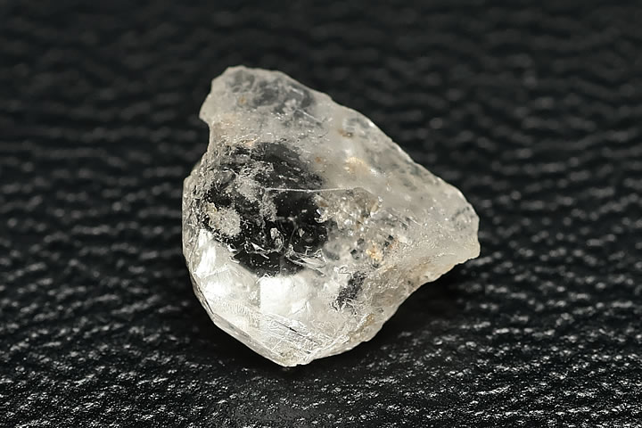 約0.8×0.6×0.4cm 0.26g 小さいながら透明度が高いロシア産フェナカイトが入荷いたしました。 結晶面が残っているタイプやラフ状のものがあります。 フェナカイトは、1883年にロシア、ウラル地方のエメラルド鉱山から発見されました...