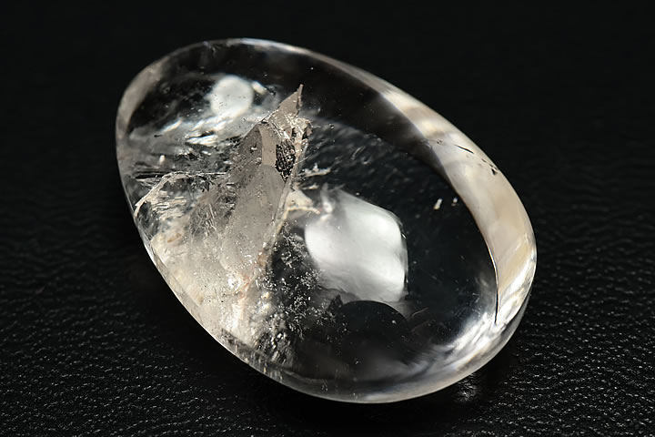 2.8×1.9×1.0cm　8.6g　 貫入水晶とは、水晶の結晶成長過程で他の水晶結晶を包み込んだものを言います。あたかも結晶が突き刺さっているかのように見えるため貫入水晶と呼ばれます。クォーツインクォーツやマニフェステーションという別名も...