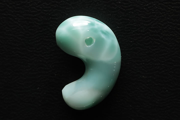 サイズ約2.0×1.3×0.7cm 2.8g　 大変色が濃く、深いブルーに発色した最高級のラリマーです。 模様もはっきりしており、最高級に申し分ない品質です。 ドミニカ産　