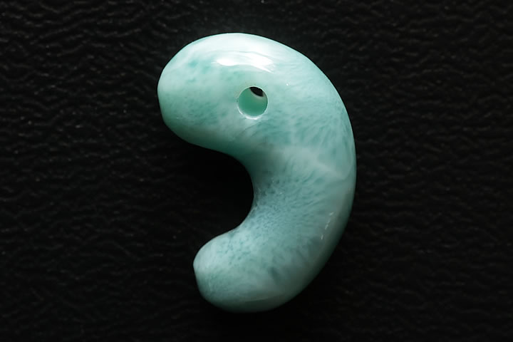 サイズ約1.6×1.0×0.6cm 1.6g　 大変色が濃く、深いブルーに発色した最高級のラリマーです。 模様もはっきりしており、最高級に申し分ない品質です。 ドミニカ産　