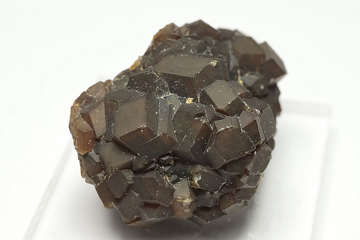 3.2×2.3×1.8cm　 レインボーガーネットと同じ奈良県天川村産の灰鉄ザクロ石です。 強い遊色は出ませんが、メタリックな光沢の結晶面を持っています。 奈良県吉野郡天川村北角　