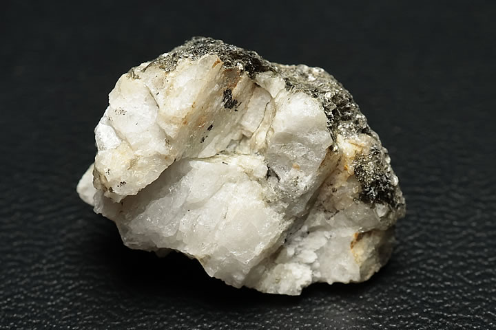 約2.1×1.4×1.2cm 4.7g　 雲母を伴い塊状で産出されたフェナカイトです。 人気のロシア産フェナイカイトの中でも比較的お求めやすい価格の原石です。 フェナカイトは、1883年にロシア、ウラル地方のエメラルド鉱山から発見されました...