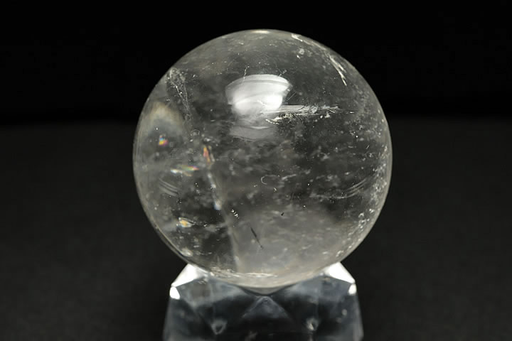 直径38mm 79g　 ブラジル産天然水晶丸玉になります。 クラックやインクルージョンがある程度入っていて、一目で天然水晶とわかる丸玉です。 ※商品に台は付属しません。　