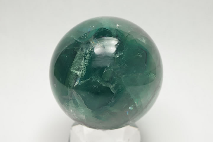 直径約45mm　156g　 中国産フローライトの丸玉になります。 グリーンを基調とした色合いで、マルチカラーになっているものもあります。 ※商品に台は付属しません。　