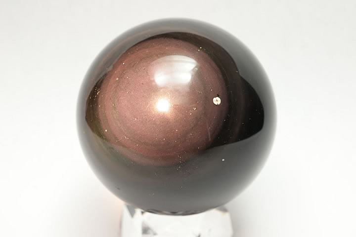 直径50mm　160g　 一見ただの真っ黒の石に見えますが、メキシコ産オブシディアン(黒曜石)は太陽光などの強い光に当てると虹色のシラーが現れます。 丸玉なら美しい天眼模様となります。 ※商品に台は付属しません。　