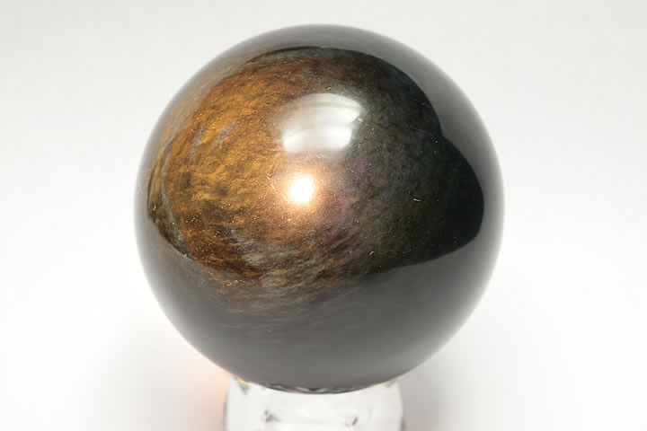 直径58mm　253g　 一見ただの真っ黒の石に見えますが、メキシコ産オブシディアン(黒曜石)は太陽光などの強い光に当てると虹色のシラーが現れます。 丸玉なら美しい天眼模様となります。 ※商品に台は付属しません。　