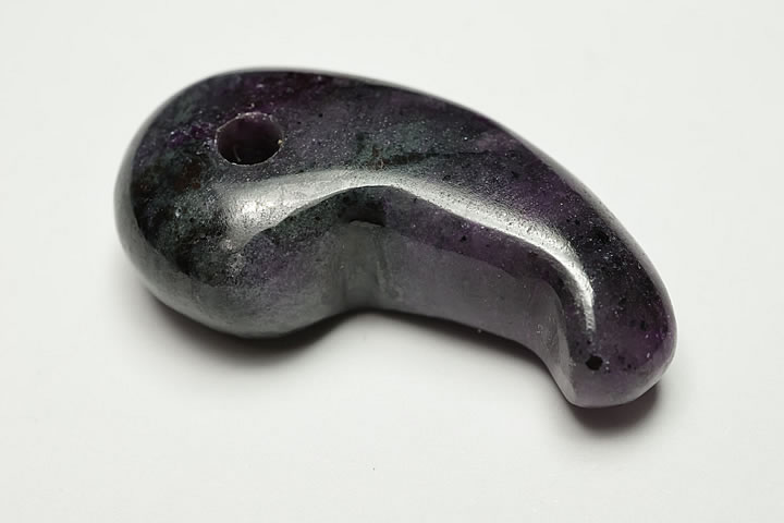 34×18×10mm　9.6g　 最高品質のスギライト勾玉になります。 黒の地肌にパープルの差し色がしっかりと入っています。 質のよいスギライト原石は年々入手が難しくなっており、価格も高騰しておりますが、今回なんとかまとまった数を入荷できま...