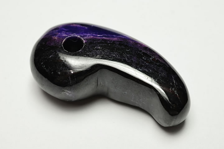 35×18×11mm　12.5g　 最高品質のスギライト勾玉になります。 黒の地肌にパープルの差し色がしっかりと入っています。 質のよいスギライト原石は年々入手が難しくなっており、価格も高騰しておりますが、今回なんとかまとまった数を入荷でき...