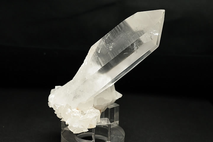 10.1×6.3×4.5cm 131g　 ブラジル産特有の太さのある結晶の群晶です。 近年、このように力強い、透明感のあるブラジル産の水晶のクラスターが全く入荷できない状況でありましたがようやく入荷ができました。 本来、昔ながら言われており...