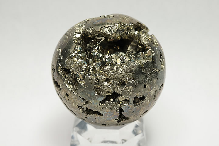 直径47mm　196g　 ペルー産パイライトを群晶のまま丸玉に加工したものです。 強い光沢がある淡い真鍮色で大変迫力があります。 晶洞内に小さな結晶を多数見ることができます。　 ※ペルー産　 ※商品に台は付属しません。　