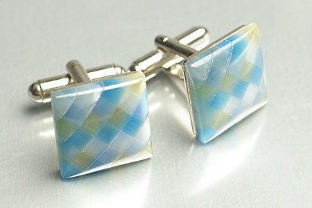 スタイリッシュでおしゃれなカフスです。 金具はシルバー925です。ロジウム加工を施してあります。 カフスは正式にはカフリンクスといい、シャツの袖口（カフ）を繋ぐ（リンク）という意味からその名がついたとされています。 トップ部分：1.6×1....