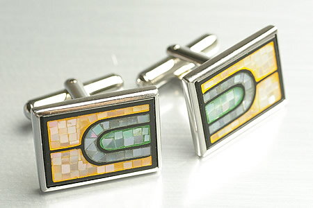 スタイリッシュでおしゃれなカフスです。ラピスを使用しています。 金具はシルバー925です。ロジウム加工を施してあります。ロジウム加工を施すことにより錆びにくく、末永くお使い頂けると思います。 一つ、一つ、職人さんの手作りです。 カフスは正式...