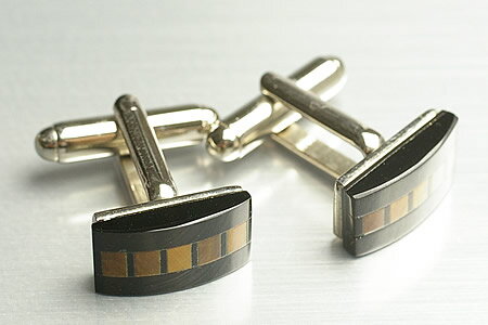スタイリッシュでおしゃれなカフスです。ラピスを使用しています。 金具はシルバー925です。ロジウム加工を施してあります。ロジウム加工を施すことにより錆びにくく、末永くお使い頂けると思います。 一つ、一つ、職人さんの手作りです。 カフスは正式...