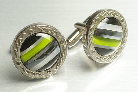 スタイリッシュでおしゃれなカフスです。ラピスを使用しています。 金具はシルバー925です。ロジウム加工を施してあります。ロジウム加工を施すことにより錆びにくく、末永くお使い頂けると思います。 一つ、一つ、職人さんの手作りです。 カフスは正式...