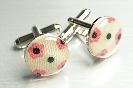 スタイリッシュでおしゃれなカフスです。ラピスを使用しています。 金具はシルバー925です。ロジウム加工を施してあります。ロジウム加工を施すことにより錆びにくく、末永くお使い頂けると思います。 一つ、一つ、職人さんの手作りです。 カフスは正式...