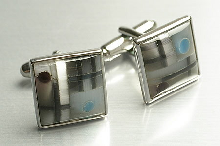 スタイリッシュでおしゃれなカフスです。ラピスを使用しています。 金具はシルバー925です。ロジウム加工を施してあります。ロジウム加工を施すことにより錆びにくく、末永くお使い頂けると思います。 一つ、一つ、職人さんの手作りです。 カフスは正式...