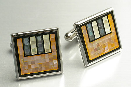 スタイリッシュでおしゃれなカフスです。ラピスを使用しています。 金具はシルバー925です。ロジウム加工を施してあります。ロジウム加工を施すことにより錆びにくく、末永くお使い頂けると思います。 一つ、一つ、職人さんの手作りです。 カフスは正式...