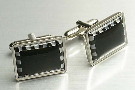 スタイリッシュでおしゃれなカフスです。ラピスを使用しています。 金具はシルバー925です。ロジウム加工を施してあります。ロジウム加工を施すことにより錆びにくく、末永くお使い頂けると思います。 一つ、一つ、職人さんの手作りです。 カフスは正式...