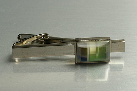 モザイクでデザインされた飾り部分が、さりげなくオシャレを演出します。金具はシルバー925でロジウム加工されています。ブラックのケース付。 一つ、一つ手作りで作っております。現品限りです。 ピン：4.8cm 飾り部分：1.1×1.1cm　