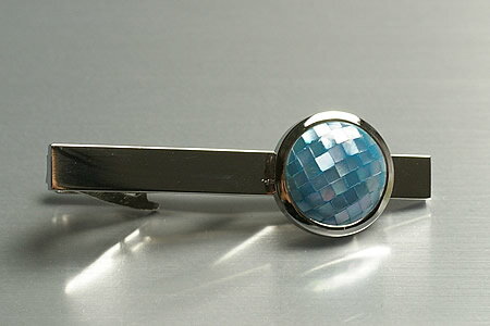 モザイクでデザインされた飾り部分が、さりげなくオシャレを演出します。金具はシルバー925でロジウム加工されています。ブラックのケース付。 一つ、一つ手作りで作っております。現品限りです。 ピン：4.8cm 飾り部分：1.1×1.1cm　