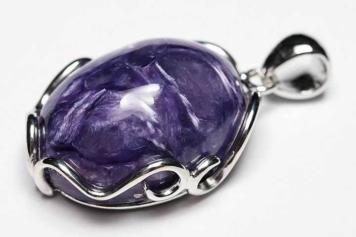 トップ部分:2.2×1.7×1.0cm　 チャロアイトは独特の模様が美しいロシア特産の石です。 紫が濃く、模様もハッキリしており、絹のような光沢も所々に見られる最高水準のものです。 良質の原材料の価格が徐々に上がっており、将来的にさらに高価...