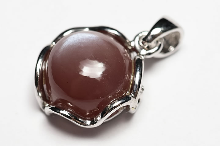 トップ部分:1.1×1.1×0.6cm　 シルバーフレームのムーンストーンペンダントトップが入荷致しました。 シラーがはっきりと確認することが出来ます。 インクルージョンの極めて少ない、濃いベース色を持った最高グレードでございます。　