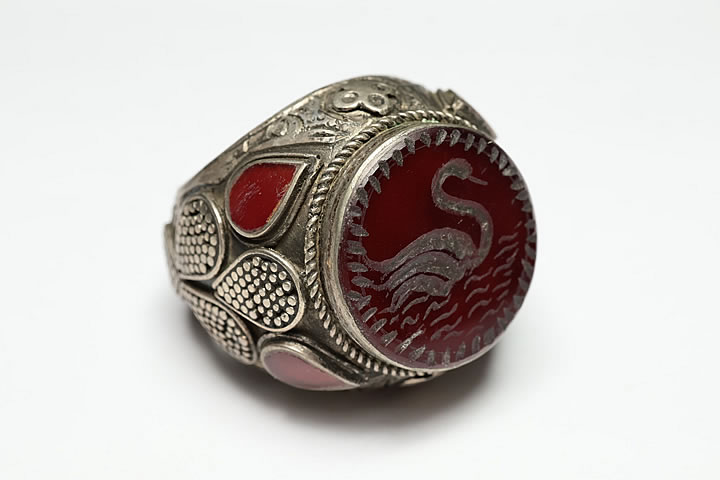 リングサイズ:約15号 全体サイズ:28×25×31mm　 30年以上前に制作されたヴィンテージリングです。 存在感のある大きなサイズです。 使用石：赤メノー　