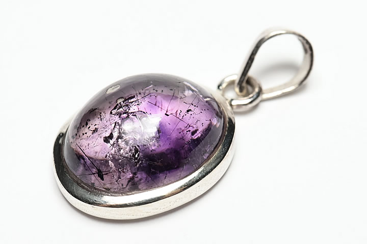 トップ部分:1.7×1.4×0.7cm　 透明度の高い南インド産の原石を加工したもので、たいへん美しい出来栄えです。 アメジストのパープルが基調でレピドクロサイトを含んでいます。 20年以上前に加工されたオールドストックです。 金具はシルバ...