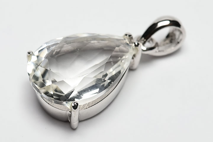 トップ部分:1.3×0.9×0.6cm　 デビット・ガイガー氏が設立したGeiger Minerals社の正真正銘ロシアンレムリアンルースをペンダントトップに加工いたしました。一つの商品につき一枚、デビット・ガイガー氏直筆のサイン入りカード...