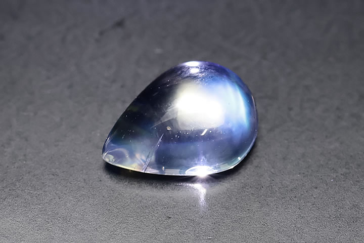 7.9×5.7×3.5mm 1.06ct　 非常に透明度が高く、青いシラーが強くはっきり出る宝石質です。 アクセサリー自作などに最適なサイズと価格です。　