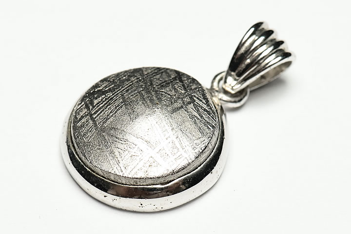 トップ部分：1.5×1.5×0.5cm　 宇宙からの贈り物のギベオンです。 ギベオンは1936年にナミビアで発見されたもので、主に鉄とニッケルから成る隕石【隕鉄】です。ギベオンは隕石と言うよりは【隕鉄】と呼ぶべきもので、非常に強力なエネルギ...