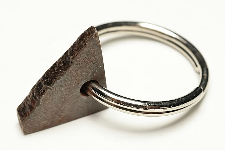 石部分:1.5×1.6×0.35cm　 ギベオンのフリーカットを使用したクールなキーホルダーです。 サビ止めのロジウムコーティングは施されていません。 自然の風合いを残すためサビも除去せずそのままにしております。 ナミビア産　