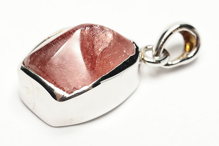 トップ部分:1.5×1.2×0.9cm　 ロシア産天然ストロベリークォーツです。 赤く細かいインクルージョンが入っています。 密集部分が光を反射し、独特の美しさを持っています。 本来ストロベリークォーツと呼べるものはロシア産のみで、その分希...