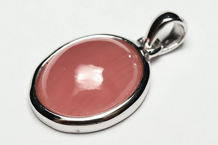 トップ部分:1.4×1.1×0.4cm　 北海道古平郡積丹半島で産出されました、正真正銘のジャパニーズインカローズのペンダントトップが登場でございます。 今回、3年間をかけまして原石を少しだけしか毎回仕入れができない中で、20キロの原石を仕...