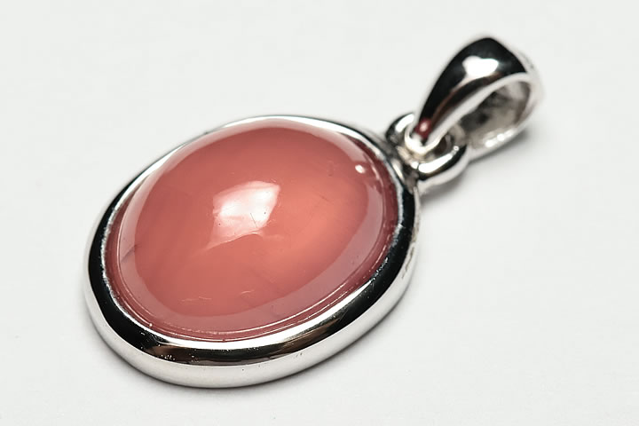 トップ部分:1.3×1.1×0.5cm　 北海道古平郡積丹半島で産出されました、正真正銘のジャパニーズインカローズのペンダントトップが登場でございます。 今回、3年間をかけまして原石を少しだけしか毎回仕入れができない中で、20キロの原石を仕...