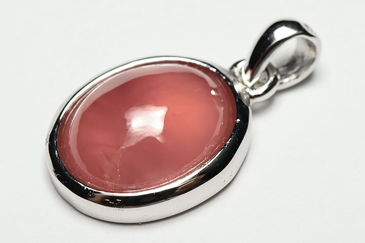 トップ部分:1.3×1.1×0.5cm　 北海道古平郡積丹半島で産出されました、正真正銘のジャパニーズインカローズのペンダントトップが登場でございます。 今回、3年間をかけまして原石を少しだけしか毎回仕入れができない中で、20キロの原石を仕...