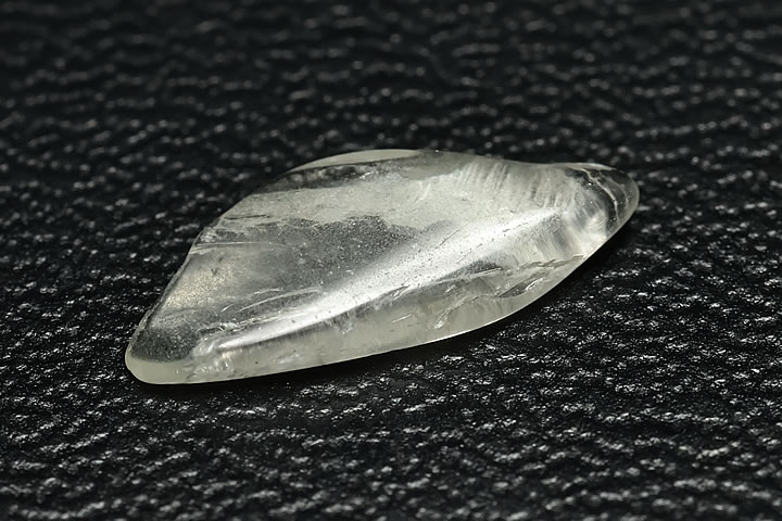 約1.2×0.5×0.2cm 0.98ct　 新種のブラジル産のベリリウム鉱物でございます。 とても貴重で高価な石ですが、小さなラフルース(さざれ)のためお手頃価格となっています。 宝石名　ヘルデライト　 産地　ミナスジェライス ブラジル　