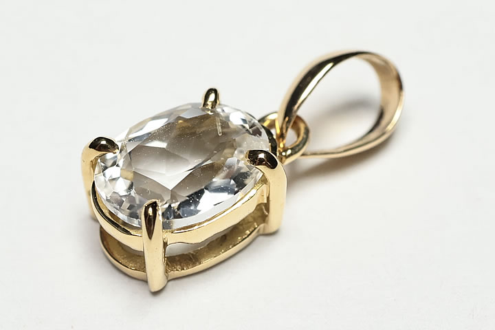 トップ部分:約0.6×0.5×0.5cm　0.53ct　 当店大人気のフェナカイトのペンダントトップが入荷致しました! もちろん、ペンダント一つ、一つ、研磨の達人の職人が丁寧に仕上げ、そして金具も18金を使いまして完成させました。価格面でも...
