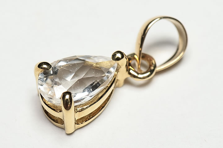 トップ部分:約0.75×0.5×0.4cm　0.51ct　 当店大人気のフェナカイトのペンダントトップが入荷致しました! もちろん、ペンダント一つ、一つ、研磨の達人の職人が丁寧に仕上げ、そして金具も18金を使いまして完成させました。価格面で...